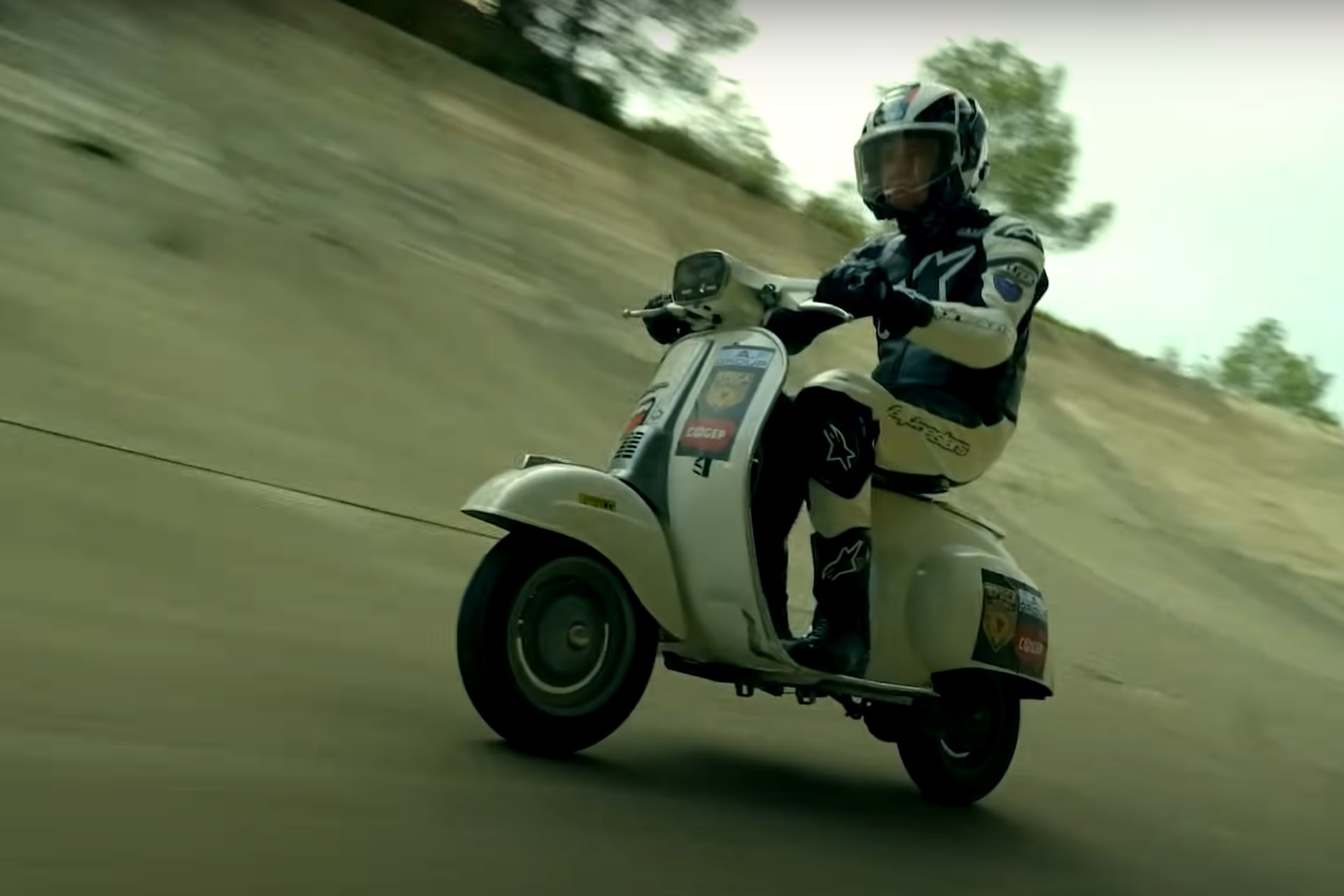 Valerio Boni pulvérise un nouveau record du monde en Vespa - Asphalt Cafe